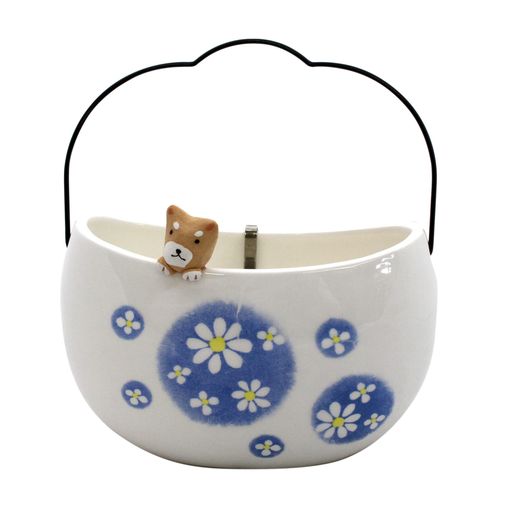 サイズ:本体:高さ9x幅14x奥行7cm 素材:陶器 手作りの猫がのっている花柄の線香鉢。呉須(青)の色合いがとっても涼やか。