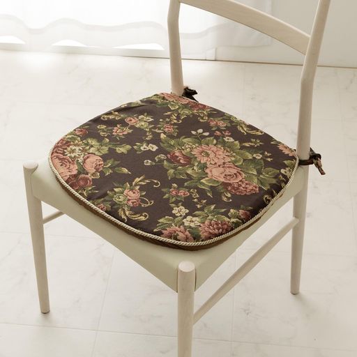 エレガントなデザイン、高級感のあるクッション 液温は40°Cを限度とし、手洗いができる。日陰の平干しがよい。 原産国:日本(側=中国最終加工=日本) 側地=ポリエステル100%中材=ポリエステル固綿30mm 商品厚み:約25mm