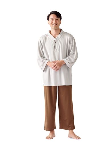 ・メイン素材:〔表〕ポリエステル100%〔裏〕ポリエステル65%、綿35% ・色:〔上〕ホワイトシルバー〔下〕ブラウン ・ホテルや旅館、スパ、サウナや温泉など、リラックスして過ごす空間にぴったりのウェアです。 ・男女兼用のデザインで4つのサ...