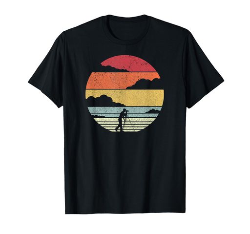 写真撮影用Tシャツ。 写真家へのプレゼントに最適。 60年代と70年代のファッションからインスピレーションを得たビンテージでレトロなテーマのデザインで、このTシャツは今後何年もスタイリッシュです。 この写真Tシャツが好きなら、ブランド名「P...