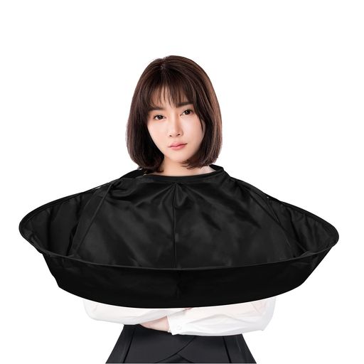 【サイズ】おうちでのヘアカットに便利な散髪用ケープ。コンパクトに畳めるので、あまり場所をとりません。ねじってたたんでコンパクトに収納できます。サイズ:使用時/直径約70cm、収納時/約30cm約80gポリエステル、スチール、シンプルな色、に...