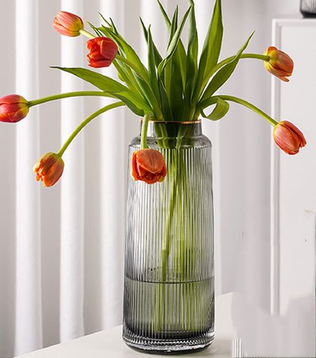 サイズ:小高さ:19.5cm、中高さ:25cm大高さ:30cm 素材:ガラス色:クリア、グレー 安定感が抜群でどんな花にも合うガラス花瓶です。 ガラスも綺麗だし使いやすい、シンプルなデザインです。花だけでなく、葉もの、枝もの、実ものにもおす...