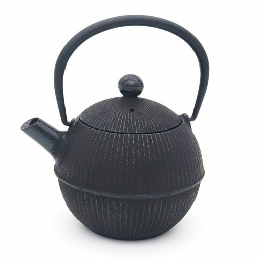 サイズ:幅13x奥行15.5x高さ20cm 素材:鋳鉄 ●800年伝統を今日も伝える南部鉄器の急須