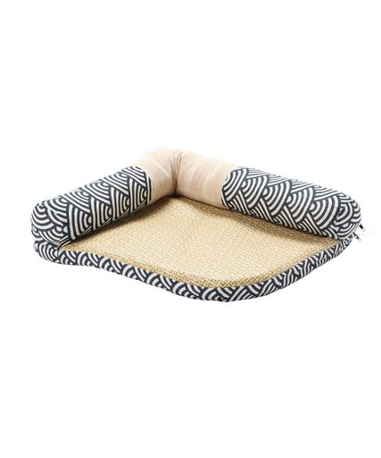 インドア ワンちゃんとネコちゃんなどご愛してるペットさんに専用の安眠ベッドです。 かわいい枕(ハート/骨)が付いて、ペットさんは楽しく寝ることができます。 夏用のござと組み合わせて、暑い時にも、ぐっすり眠ることができます。愛犬や愛猫の寝床と...