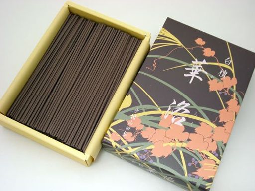 線香 上質な老山白檀をふんだんに使用した清々しい香りに仕上げました。 日本製 成分:白檀・のり粉 サイズ:14cm 容量:約400本燃焼時間:約30分