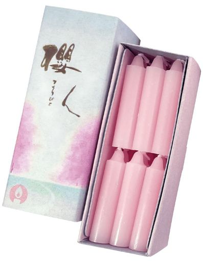 桜葉エキスを配合した、さわやかで甘味のある香りが特徴のろうそく