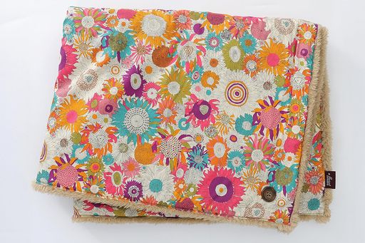 サイズ:70x100cm 製品生産国:日本 片面にリバティプリント生地を使い、裏面に無地のボアを組み合わせたブランケットです。 ボア生地は毛足が長く、ふわふわと柔らかな触り心地で暖かいです。ボタンが付いていて、羽織ったり腰に巻いたりしても使...