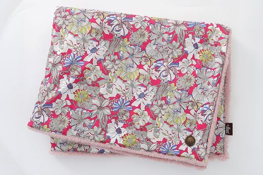 サイズ:70x100cm 製品生産国:日本 片面にリバティプリント生地を使い、裏面に無地のボアを組み合わせたブランケットです。 ボア生地は毛足が長く、ふわふわと柔らかな触り心地で暖かいです。ボタンが付いていて、羽織ったり腰に巻いたりしても使...