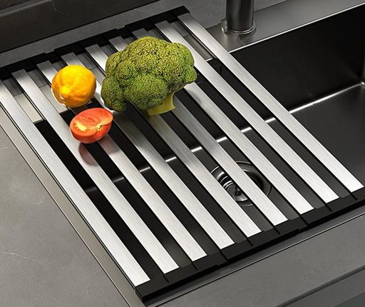 【取り外し可能】:キッチン水切りラックのフラットチューブは取り外し可能で、さまざまなシンク形状に対応。蛇口があっても使用に支障はありません。排水ラックの角柱はシリコン接続で簡単に分解でき、徹底的な掃除が可能です。汚れがつきにくい素材を使用し...
