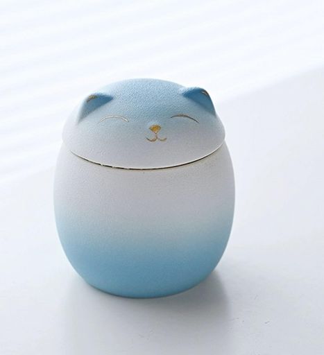 外寸法:直径7.7cmx高さ8.3cm材質:陶磁器 仏壇にもさりげなく置けるかわいいミニ骨壷です。 掌に丁度納まるコンパクトサイズなので、ご安置する場所を選びません。 手元供養ができる新しい祈りの形。 お骨壷は陶器ですので、安定性のない場所...
