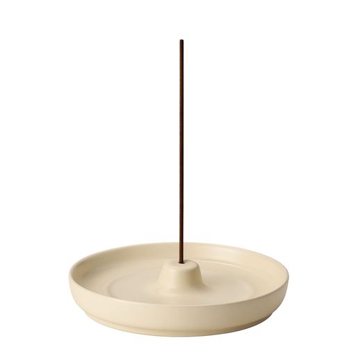 サイズ感ちょうどいい|直径約10.5cmx高さ1.8cm。約100gの重さで安定性があり、省スペースでも安心して使える丸型お香立て。 灰が飛び散りにくい|中央に線香を立てる穴があり、燃えた灰は皿の中に落ちる設計。お掃除も簡単で清潔に保てます...