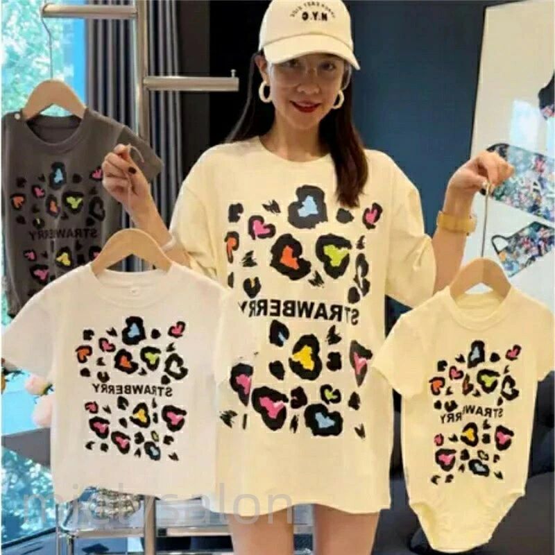 商品詳細 商品特徴 ●おしゃれな親子ペアルック服。●家族揃いで幸せ感たっぷり。●家族旅行、撮影、運動会、お出かけに最高。●誕生日記念日、ご家族へ感謝の気持ちとしての贈り物に大人気。●着心地の良い柔らかい素材を使用しています。●カジュアルなフ...