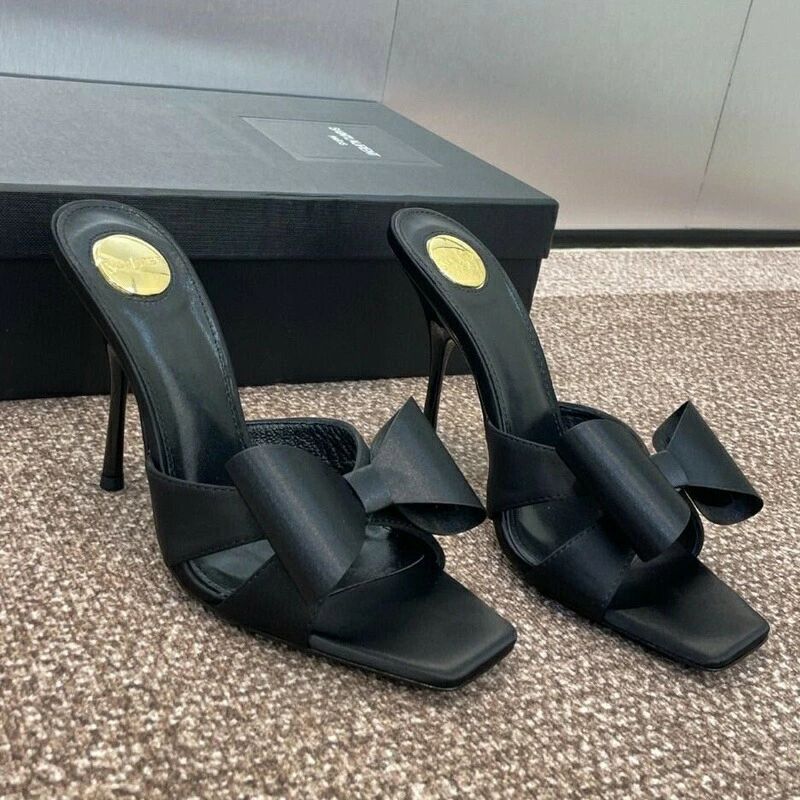 【安定した履き心地】7cmと9cmの2種類のヒール高をご用意。ゴム製のソールと適度なクッション性で、歩行時の衝撃を和らげ、長時間履いても疲れにくい設計にこだわりました。スクエアトゥ形状により、つま先に余裕が生まれ、圧迫感を軽減します。【季節...