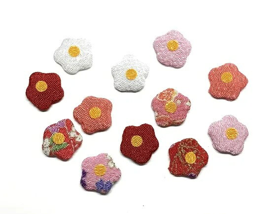 ちりめん製のかわいい梅の花のパーツです。 アソートカラーで12個入っています。 約Φ2cm