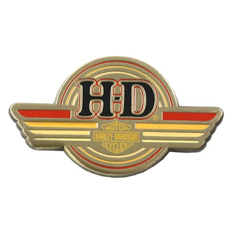 ハーレーダビッドソンの伝統と象徴的な翼のモチーフを讃えた、力強さと自由を感じさせるピンバッジ。温かみのあるゴールドの色調に、リッチなオレンジとレッドのエナメルディテールが組み合わされ、ライダーにも愛好家にも、大胆でありながら時代を超越したア...