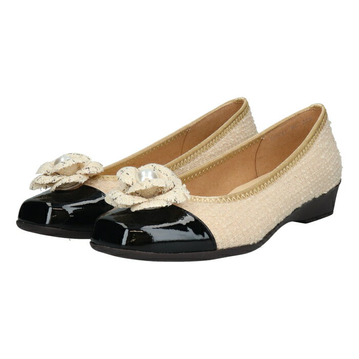 フラワーモチーフの中心に大粒パールをあしらった、華やかで存在感のあるデザイン。足元をぱっと明るく見せてくれる可憐な雰囲気で、シンプルなコーデにも上品なアクセントを添える一足です。履き心地はマシュマロのようにふんわり柔らかく、高反発と低反発を...