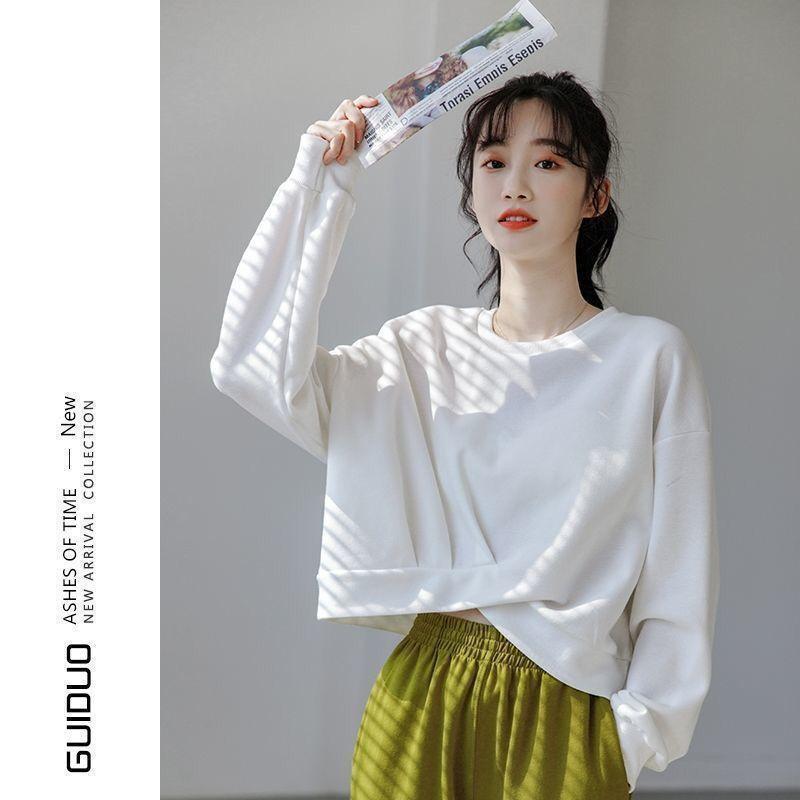 韓国デザインのショート丈レディーススウェットトップス。シンプルなクルーネックのスキューバニットトレーナー。ショート丈のヘムを左右から中央で重ねるようにしたデザインがおしゃれ。ゆったりとしたフィット感にシャープなデザインをプラス【サイズ】M(...