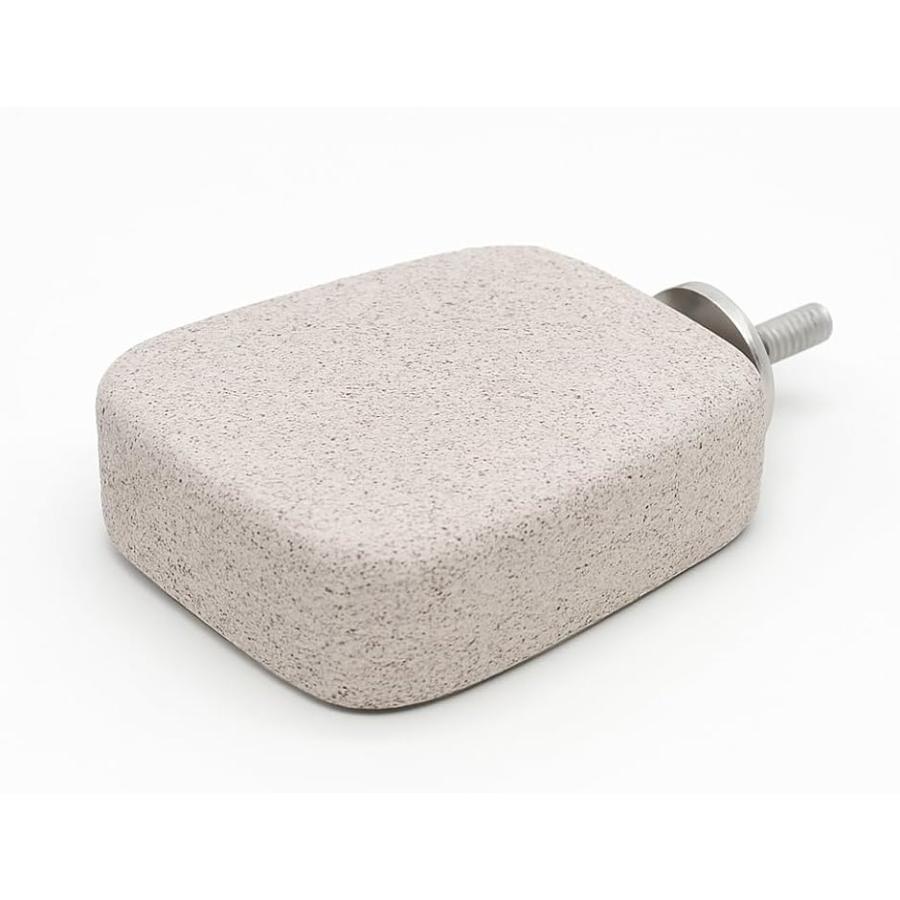サイズ：約7.8cm x 6.5cm x 2.6cm横向き?縦向きどちらでもOKで、よく通る場所やお気に入りの場所に設置するだけざらざらした軽石素材が、乗るだけで爪をやさしく削り、またかじることで歯の伸びすぎ防止やストレス発散にも効果的。デ...