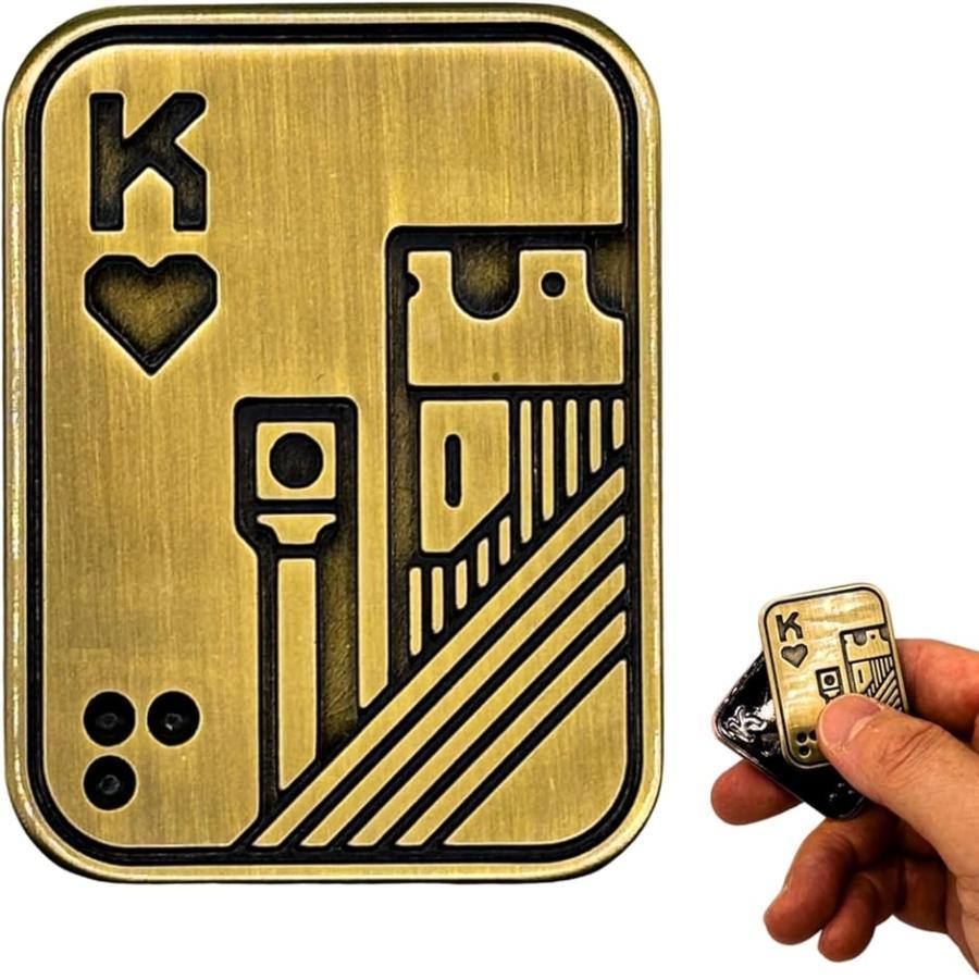 本商品は金属製スライダータイプのフィジェットトイで、カードゲームで遊ぶ時の様にカードを模した金属プレートを開いたり閉じたりして遊びます。プレート内部に磁石が埋め込まれており適度なフォースフィードバックが得られます。左下のネジの締め具合を調整...