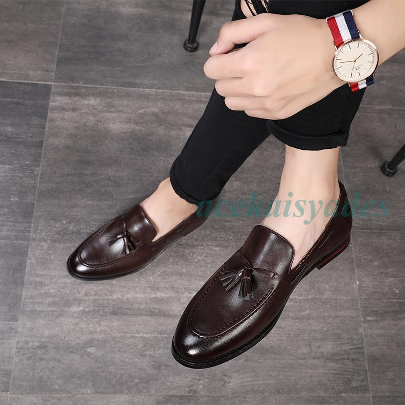 ビジネスでもカジュアルでも対応可能なメンズ タッセルローファー。のようなリアルな質感のPUレザーを使用。ディティールを生かしたおしゃれな大人の靴。ワードーローブに加えたいスリッポンです。シーンに応じてスニーカーやデッキシューズで使い回すのも...