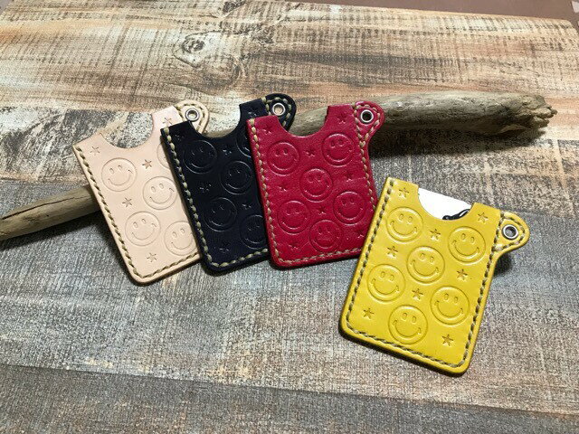 商品情報 サイズについて サイズ_ 縦93mm×横83mm（上部の最大幅）革色_ナチュラル（ヌメ）、イエロー、レッド、ブラック糸_シニュー糸素材について 素材 _サドルレザー（牛革）納期について 革の裁断から仕上げまで一人の革職人が丁寧に製...