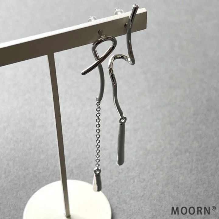 よく一緒に購入されている商品9カラー ラインストーン 小さい バンス ヘア88円 ピアス【MOORN】 左右非対称のメタルモチーフがアクセントになるデザインピアス。軽やかに揺れて耳元が美しく映えます。結婚式や二次会、記念日のプレゼントにもオ...