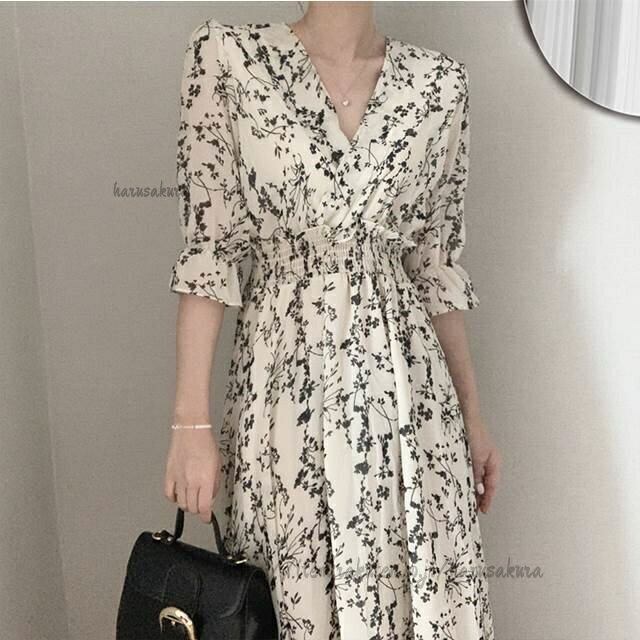 シックな花柄が特徴のフレアワンピースです。女っぽさや可愛らしさを引き立てる上品なデザインで、いつでも華やかなコーディネートが楽しめます。さまざまなシーンに合わせてカジュアルにもきれいめにも着こなせるので、幅広いスタイリングが可能です。モノト...