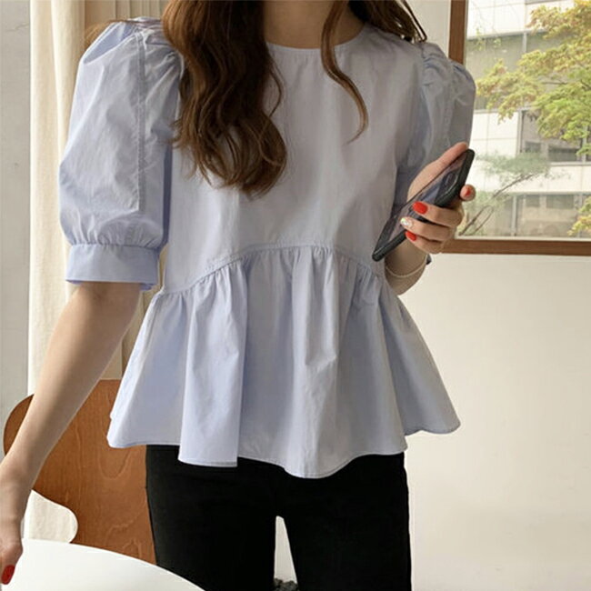 商品詳細 レディースプルオーバーブラウスが新入荷 気になるお腹や二の腕をカバーでき、着痩せ効果抜群のカッティングがポイント 肌に優しい薄手綿混紡素材を使用、五分丈袖の仕様で快適感たっぷりの着心地 ライトブルーの色チョイスも夏にふさわしい爽や...