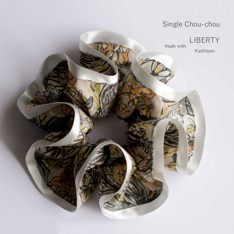 　&nbsp; ■ デザイン &nbsp; LIBERTY 仕立て シュシュ シングル生地版 ウェーブ具合や縁取り幅などをさまざま検討し商品化まで至りました。 ゴムはゴム通し穴を設けておりますので ご自身に合わせて交換または調整いただけます...