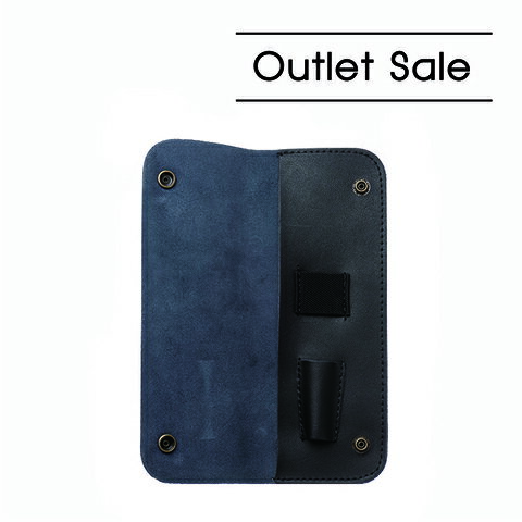 商品名：アウトレット皮1丁入れシザーケース 形状：1丁入れケース 美容師、理容師、トリマー用の1丁入れのシザーケースです。 大事なハサミをしっかり固定するゴムバンドつきで、持ち運びにも 安心な設計。 調整工具や保証書や名刺なども収納可能なポ...