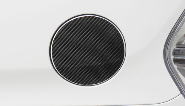 本商品は受注生産です 給油口扉（フューエルリッド）に貼るマジカルカーボンシートです。◆適合車種ダイハツ　タントカスタム　LA600S（2013.10〜2015.4）◆カラーブラック/CFD-8（4545403207152）ガンメタ/CFD-...