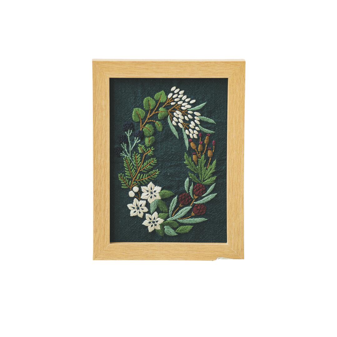旬な刺しゅう作家マカベアリス先生との初めてのコラボキット。 季節の草花や小鳥などあしらったかわいらしいデザインで、壁掛け・スタンド兼用のフレーム付き。作品の世界観に没頭できる刺しごたえのあるサイズの刺しゅうキットです。 ●出来上がり寸法 額...
