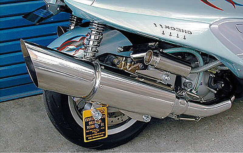 ■メーカー名：ウイルズウィン■メーカー品番：112-05-01マジェスティ250( 5GM・5SJ )用ビッグキャノンマフラーです。サイレンサー出口には、サイレンサーボディーに負けない程の大型なタイプを使用しています。サイレンサーボディーと...