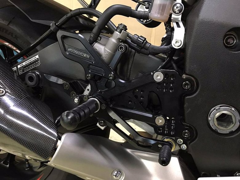 【STRIKER(ストライカー)】ストライカー スペシャルステップキット BLK YZF-R1 R1M 15-19■カタログ品番：P066-8861■メーカー品番：SS-AA2127B■JAN：4580363911206適応車両：YZF-R...