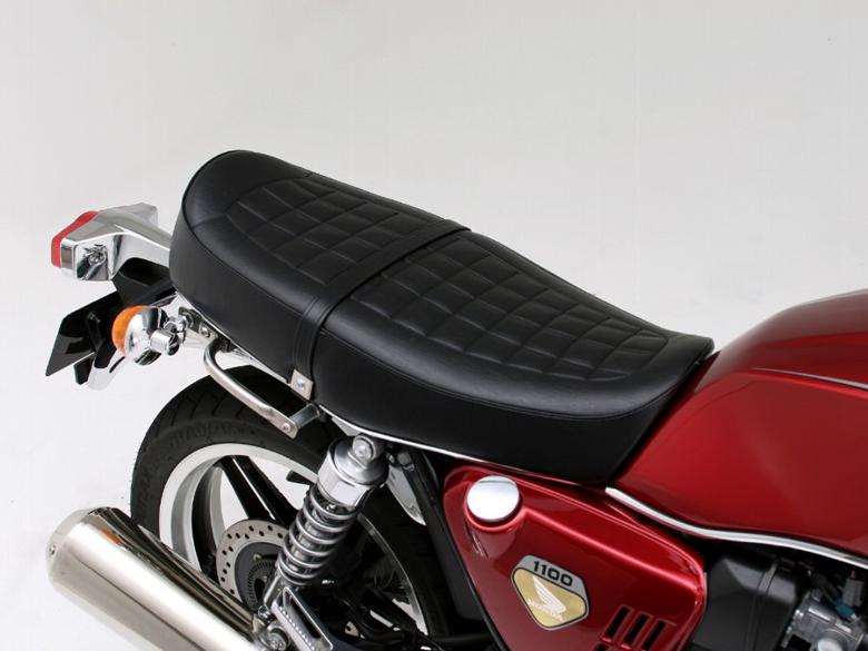 【DAYTONA】デイトナ COZYシート70S タイプK0 CB1100■カタログ品番：P048-3056■メーカー品番：74922■JAN：4909449399088適応車両：CB1100 素材 ： 純正対比＋30mmの専用ウレタン、専...