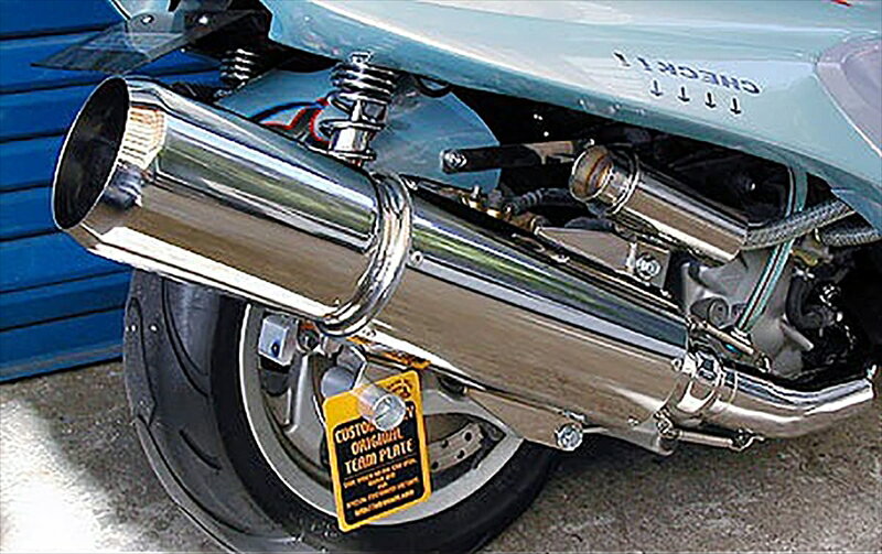 ■メーカー名：ウイルズウィン■メーカー品番：112-06-01マジェスティ250( 5GM・5SJ )用ビッグボンバーマフラーです。サイレンサー出口には、サイレンサーボディーに負けない程の大型なタイプを使用しています。サイレンサーボディーと...