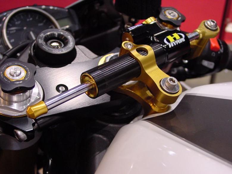【HYPERPRO】ハイパープロ CNCステダンステーSET 75mm BLK YZF-R6 06-18■カタログ品番：P085-3161■メーカー品番：22113030B■JAN：4538792545837適応車両：YZF-R6 06-1...