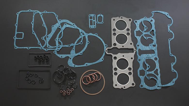 ■メーカー名：PMC(ピーエムシー) ■メーカー品番：146-2420 ■JAN：4589641383193 ・適応車両：CBX1000 ガスケットの劣化が引き起こすエンジンントラブルは、オイル漏れや気密性の低下によるエンジンの出力ロスなど...
