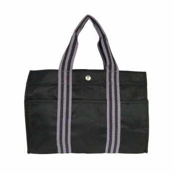 ※パッケージ、デザイン等は予告なく変更される場合があります。※画像はイメージです。商品タイトルと一致しない場合があります。シンプルなデザインにラインベルトのアクセントがきいた、手提げバッグです。持ち手は短めなので肩かけの難しい、手提げタイプ...