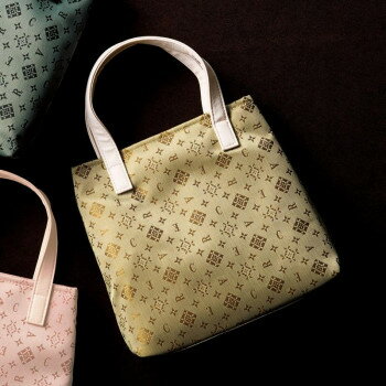 ※パッケージ、デザイン等は予告なく変更される場合があります。※画像はイメージです。商品タイトルと一致しない場合があります。上品なモノグラム生地を使った軽量ミニトートです。サイズ22.5×23×8cm、持ち手立上り:約13cm個装サイズ：22...