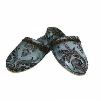 ※パッケージ、デザイン等は予告なく変更される場合があります。※画像はイメージです。商品タイトルと一致しない場合があります。Jennifer Taylor社製の生地を使用した、高級感漂うユニセックスのルームシューズ。履いているだけで、エレガン...