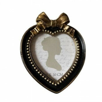 ※パッケージ、デザイン等は予告なく変更される場合があります。※画像はイメージです。商品タイトルと一致しない場合があります。シックなブラックにゴールドの縁取り。個性的なデザインで存在感のあるフォトフレームです。白箱入りでプレゼントにもおススメ...