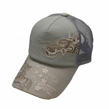 ※パッケージ、デザイン等は予告なく変更される場合があります。※画像はイメージです。商品タイトルと一致しない場合があります。大胆に大きく入った刺繍が個性的!和柄生地の部分は贅沢に日本製の生地を使用。豪華な刺繍を施しました。細部までこだわった刺...