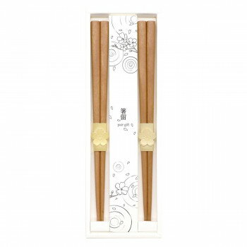 ※パッケージ、デザイン等は予告なく変更される場合があります。※画像はイメージです。商品タイトルと一致しない場合があります。箸留付きのシンプルなデザインの中にも高級感を纏うペアお箸セットです。ご自宅用としても、贈り物としても活躍します。海外の...