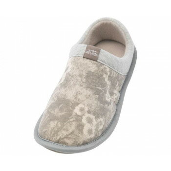 ※パッケージ、デザイン等は予告なく変更される場合があります。※画像はイメージです。商品タイトルと一致しない場合があります。足裏にフィットするインソールと底が一体形状。軽くて履き口が広く、足入れラクラクなのに脱げにくいルームシューズとなってお...