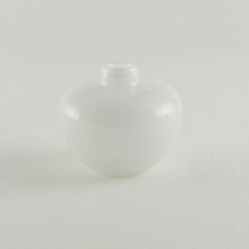 ※パッケージ、デザイン等は予告なく変更される場合があります。※画像はイメージです。商品タイトルと一致しない場合があります。美しい透明感と高級感あふれるデザインが特徴のガラス製のハンドメイドのフラワーベース「ワイドサイズ」です。色付けしたミル...