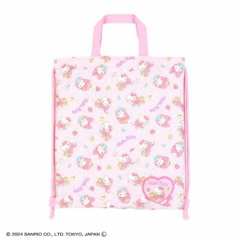 ※パッケージ、デザイン等は予告なく変更される場合があります。※画像はイメージです。商品タイトルと一致しない場合があります。キャラクターを前面にプリントしたキルトナップサックです。短い持ち手は、机の横に掛けることが出来て便利です。たっぷり収納...