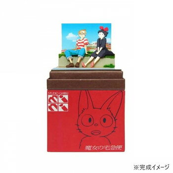 ※パッケージ、デザイン等は予告なく変更される場合があります。※画像はイメージです。商品タイトルと一致しない場合があります。組み立てるとかわいい「魔女の宅急便」のあのシーンが完成。組み立てたミニチュアは箱の上に乗せて完成です。ひっくり返すと箱...