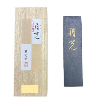 ※パッケージ、デザイン等は予告なく変更される場合があります。※画像はイメージです。商品タイトルと一致しない場合があります。古筆練習用紙は落ち着いた色調のものが多いですが、「月光」は黒味の強さを表現できるように原料の膠と煤を調整してつくりまし...