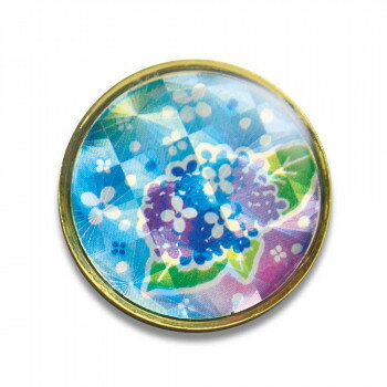 ※パッケージ、デザイン等は予告なく変更される場合があります。※画像はイメージです。商品タイトルと一致しない場合があります。キラキラフィルムが輝く和風の雅マーカーです。季節によって使い分けするのもおすすめです。サイズ約直径2.2cm、約厚さ3...